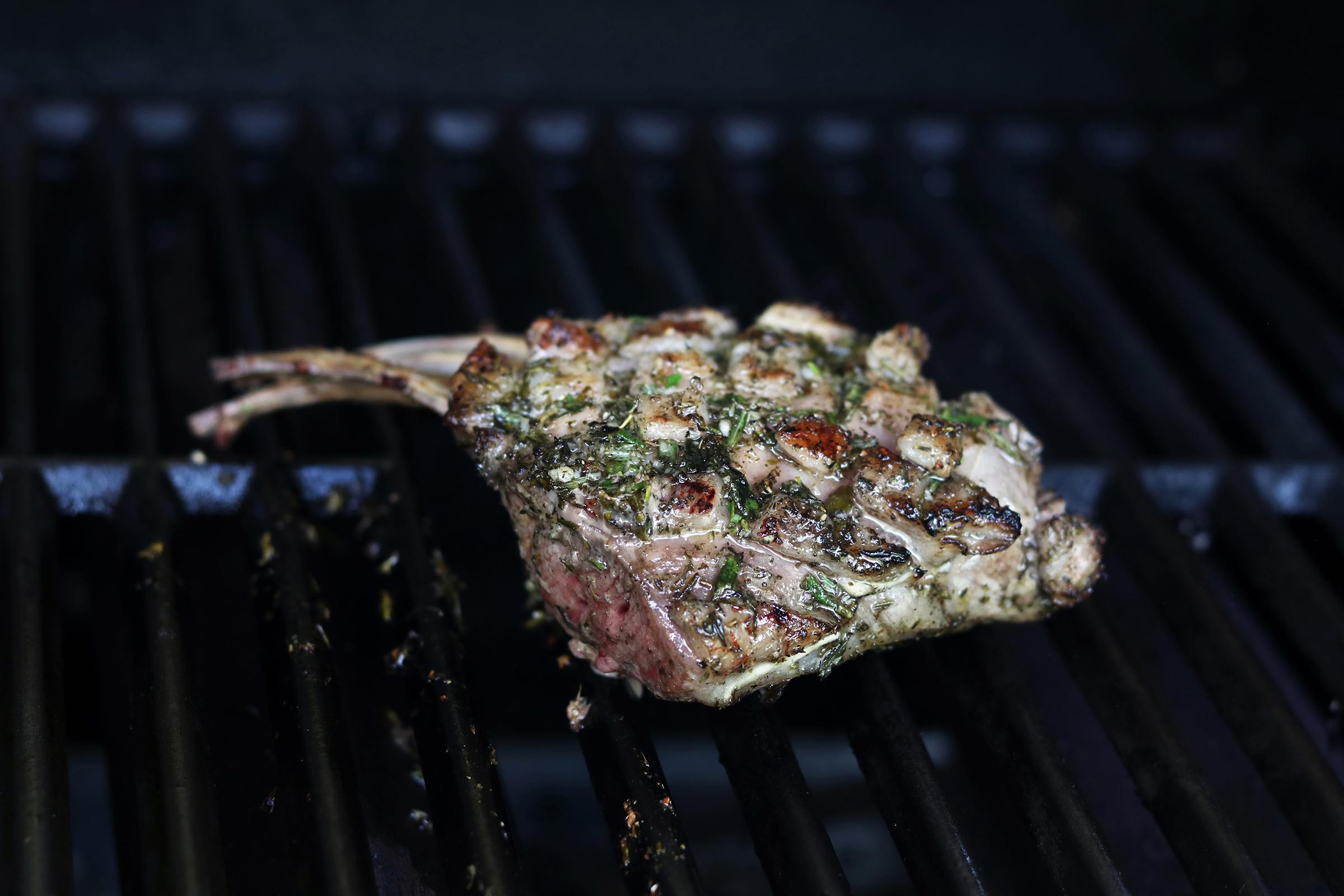 Lamsrack in groene kruiden marinade